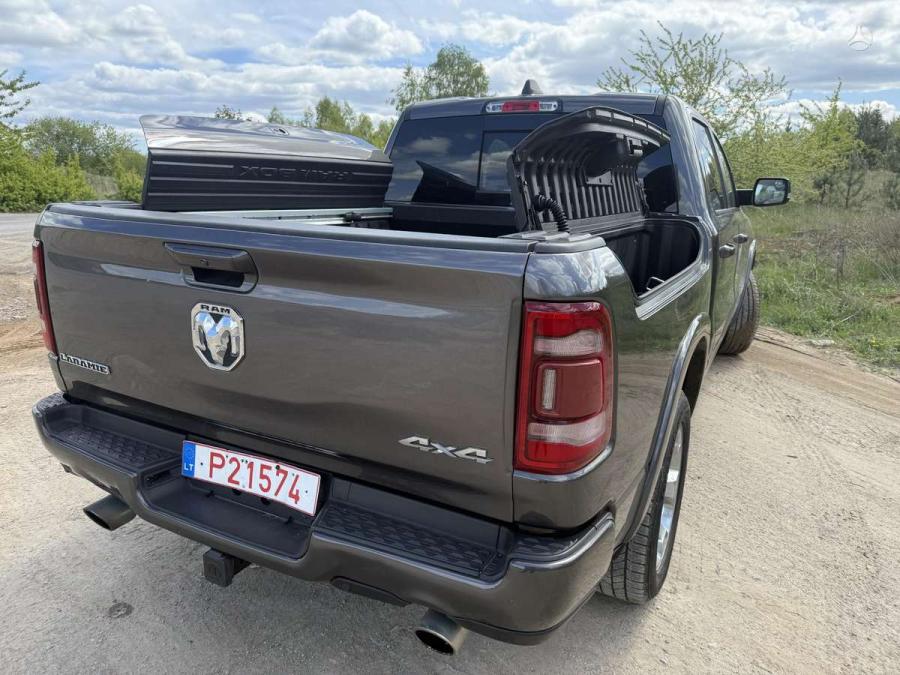 Grey Dodge RAM 2019 in Vilnius, with an engine capacity of 5.70 L and mileage of 158 thousand km for 37000 €, photo 5 on AUTOMOTO.COM.LV