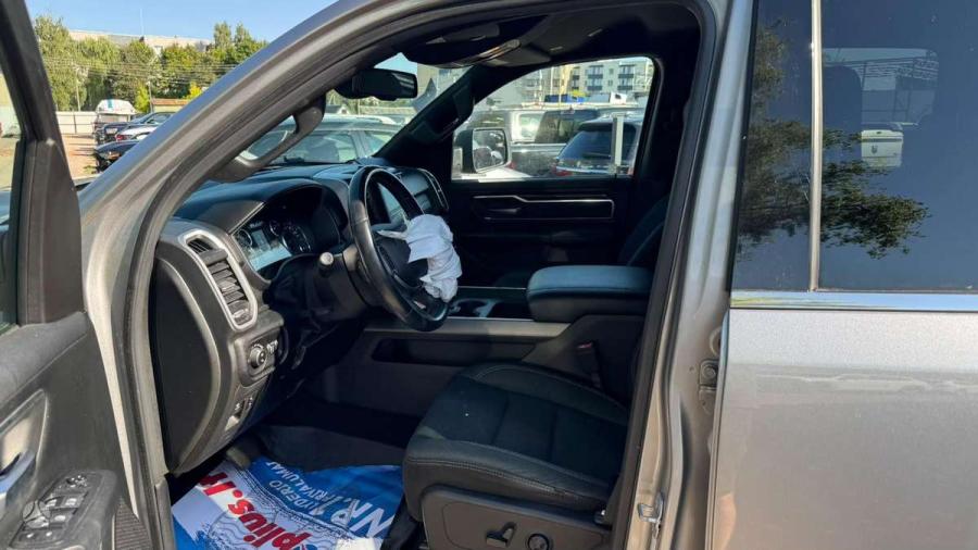 Grey Dodge RAM 2019 in Ukmerge, with an engine capacity of 5.65 L and mileage of 66 thousand km for 17999 €, photo 10 on AUTOMOTO.COM.LV