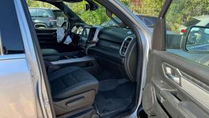 Grey Dodge RAM 2019 in Ukmerge, with an engine capacity of 5.65 L and mileage of 66 thousand km for 17999 €, photo 14 on AUTOMOTO.COM.LV