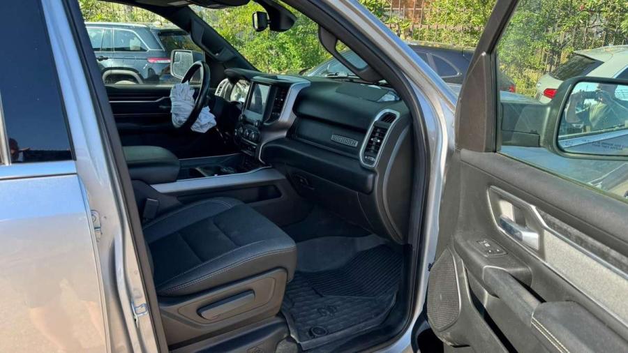Grey Dodge RAM 2019 in Ukmerge, with an engine capacity of 5.65 L and mileage of 66 thousand km for 17999 €, photo 14 on AUTOMOTO.COM.LV