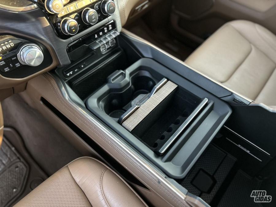 Grey Dodge RAM 2019 in Kaunas, with an engine capacity of 5.70 L and mileage of 136 thousand km for 38300 €, photo 28 on AUTOMOTO.COM.LV