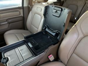 Grey Dodge RAM 2019 in Kaunas, with an engine capacity of 5.70 L and mileage of 136 thousand km for 38300 €, photo 31 on AUTOMOTO.COM.LV