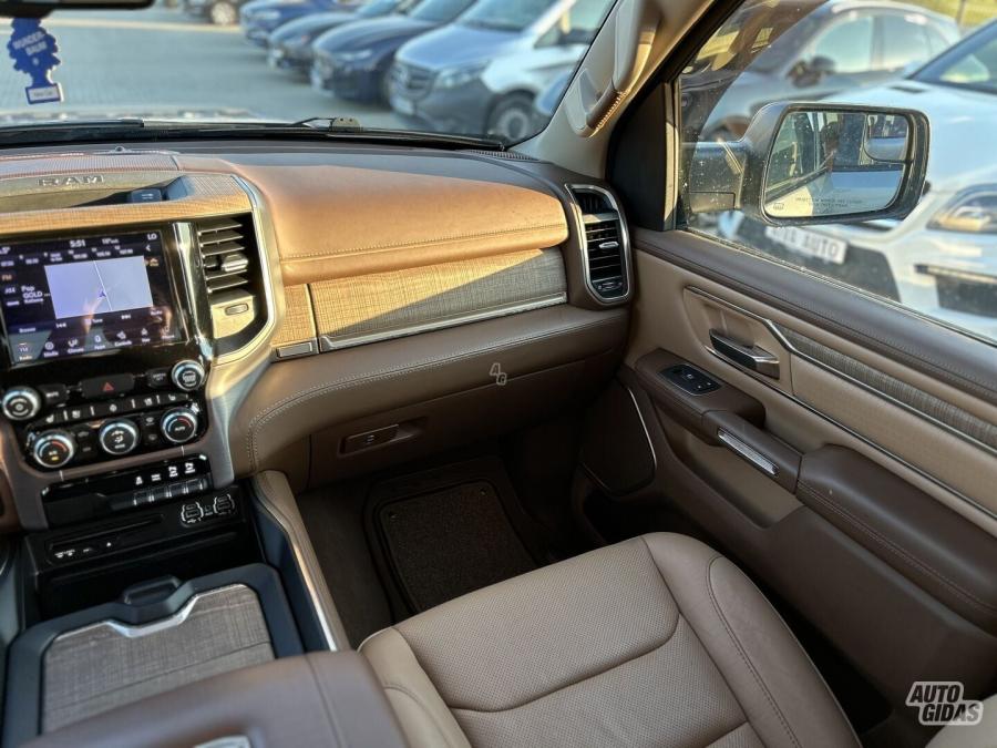 Grey Dodge RAM 2019 in Kaunas, with an engine capacity of 5.70 L and mileage of 136 thousand km for 38300 €, photo 38 on AUTOMOTO.COM.LV