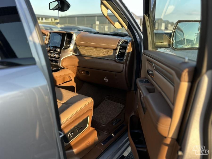 Grey Dodge RAM 2019 in Kaunas, with an engine capacity of 5.70 L and mileage of 136 thousand km for 38300 €, photo 39 on AUTOMOTO.COM.LV