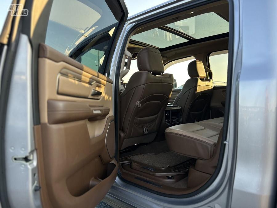 Grey Dodge RAM 2019 in Kaunas, with an engine capacity of 5.70 L and mileage of 136 thousand km for 38300 €, photo 47 on AUTOMOTO.COM.LV