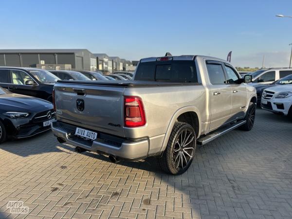 Dodge RAM 2019 in Kaunas on AUTOMOTO.COM.LV Grey Dodge RAM 2019 in Kaunas, with an engine capacity of 5.70 L and mileage of 136 thousand km for 38300 €, photo 4 on AUTOMOTO.COM.LV