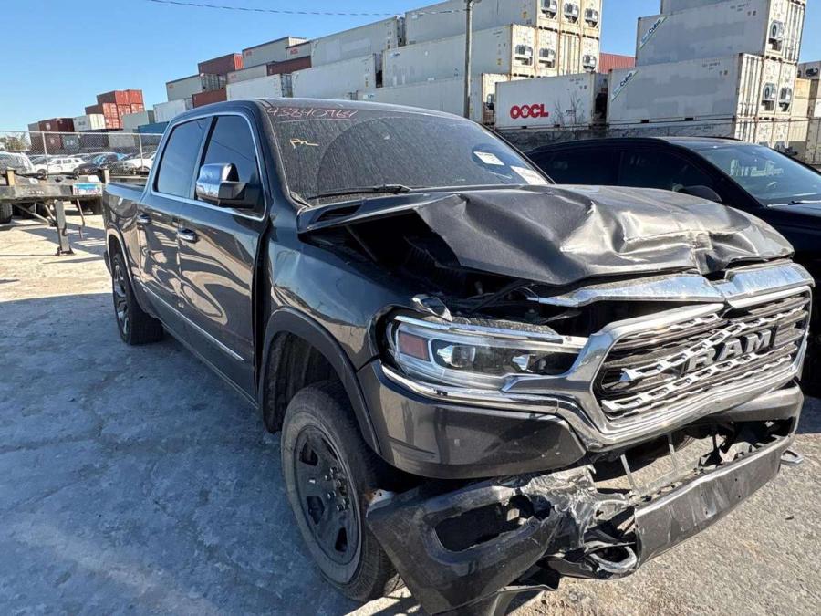 Grey Dodge RAM 2020 in Vilnius, with an engine capacity of 5.70 L and mileage of 66 thousand km for 24700 €, photo 3 on AUTOMOTO.COM.LV