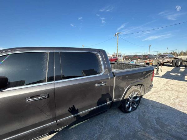Grey Dodge RAM 2020 in Vilnius, with an engine capacity of 5.70 L and mileage of 66 thousand km for 24700 €, photo 9 on AUTOMOTO.COM.LV