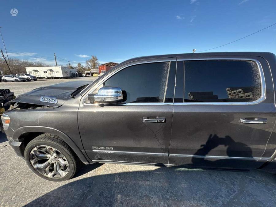 Grey Dodge RAM 2020 in Vilnius, with an engine capacity of 5.70 L and mileage of 66 thousand km for 24700 €, photo 10 on AUTOMOTO.COM.LV