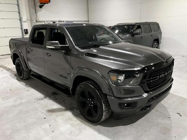 Grey Dodge RAM 2020 in Klaipeda, with an engine capacity of 5.70 L and mileage of 65 thousand km for 41866 €, photo 6 on AUTOMOTO.COM.LV