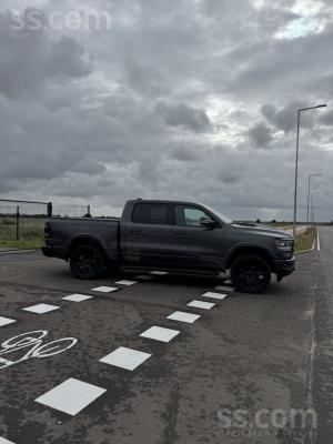 Grey Dodge RAM 2020 in Liepaja, with an engine capacity of 5.70 L and mileage of 114 thousand km for 39000 €, photo 3 on AUTOMOTO.COM.LV