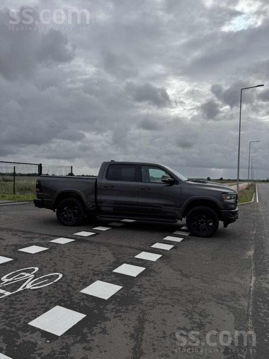 Grey Dodge RAM 2020 in Liepaja, with an engine capacity of 5.70 L and mileage of 114 thousand km for 39000 €, photo 3 on AUTOMOTO.COM.LV