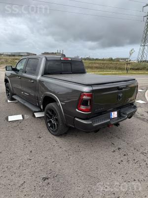 Grey Dodge RAM 2020 in Liepaja, with an engine capacity of 5.70 L and mileage of 114 thousand km for 39000 €, photo 8 on AUTOMOTO.COM.LV