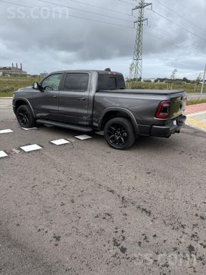 Grey Dodge RAM 2020 in Liepaja, with an engine capacity of 5.70 L and mileage of 114 thousand km for 39000 €, photo 15 on AUTOMOTO.COM.LV