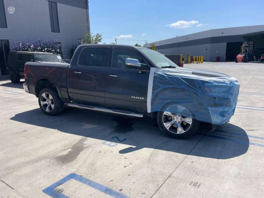 Grey Dodge RAM 2021 in Ukmerge, with an engine capacity of 5.70 L and mileage of 89 thousand km for 23595 €, photo 1 on AUTOMOTO.COM.LV