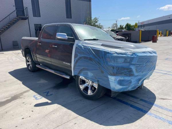 Grey Dodge RAM 2021 in Ukmerge, with an engine capacity of 5.70 L and mileage of 89 thousand km for 23595 €, photo 8 on AUTOMOTO.COM.LV