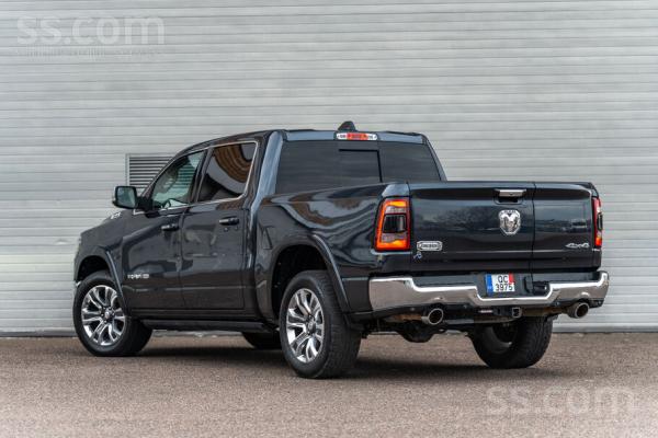 Pelēks Dodge RAM 2021 Rīga, ar dzinēja tilpumu 5.70 L un nobraukumu 230 tūkst. km par 41000 €, foto 3 vietnē AUTOMOTO.COM.LV