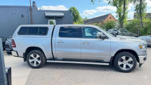 Grey Dodge RAM 2021 in Ukmerge, with an engine capacity of 5.70 L and mileage of 85 thousand km for 22999 €, photo 11 on AUTOMOTO.COM.LV