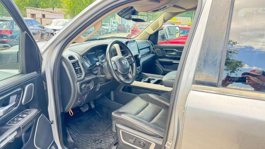Grey Dodge RAM 2021 in Ukmerge, with an engine capacity of 5.70 L and mileage of 85 thousand km for 22999 €, photo 12 on AUTOMOTO.COM.LV