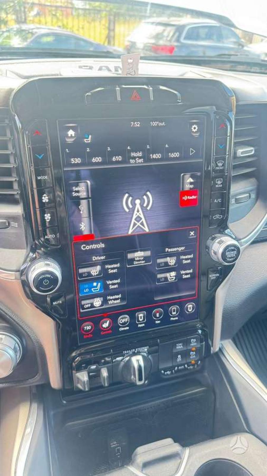 Grey Dodge RAM 2021 in Ukmerge, with an engine capacity of 5.70 L and mileage of 85 thousand km for 22999 €, photo 17 on AUTOMOTO.COM.LV