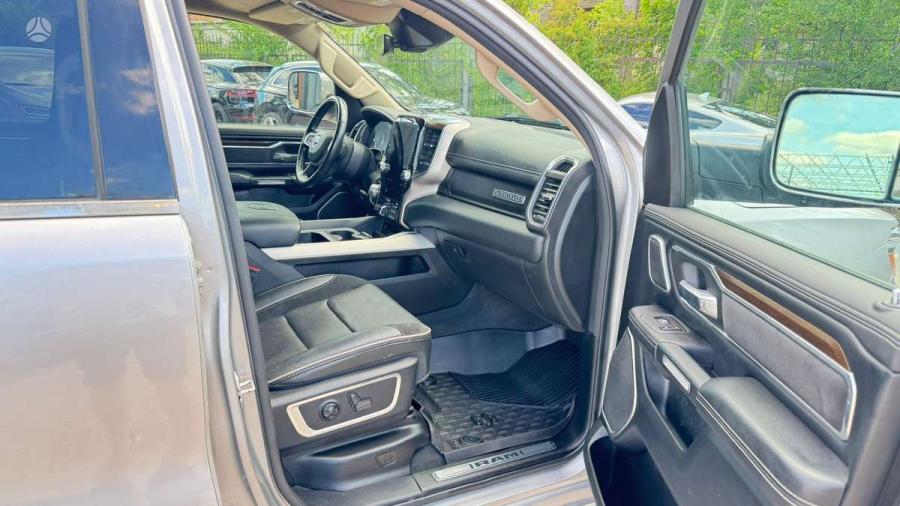 Grey Dodge RAM 2021 in Ukmerge, with an engine capacity of 5.70 L and mileage of 85 thousand km for 22999 €, photo 18 on AUTOMOTO.COM.LV