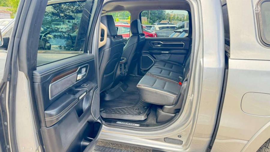 Grey Dodge RAM 2021 in Ukmerge, with an engine capacity of 5.70 L and mileage of 85 thousand km for 22999 €, photo 20 on AUTOMOTO.COM.LV