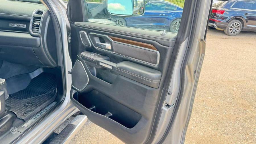 Grey Dodge RAM 2021 in Ukmerge, with an engine capacity of 5.70 L and mileage of 85 thousand km for 22999 €, photo 21 on AUTOMOTO.COM.LV