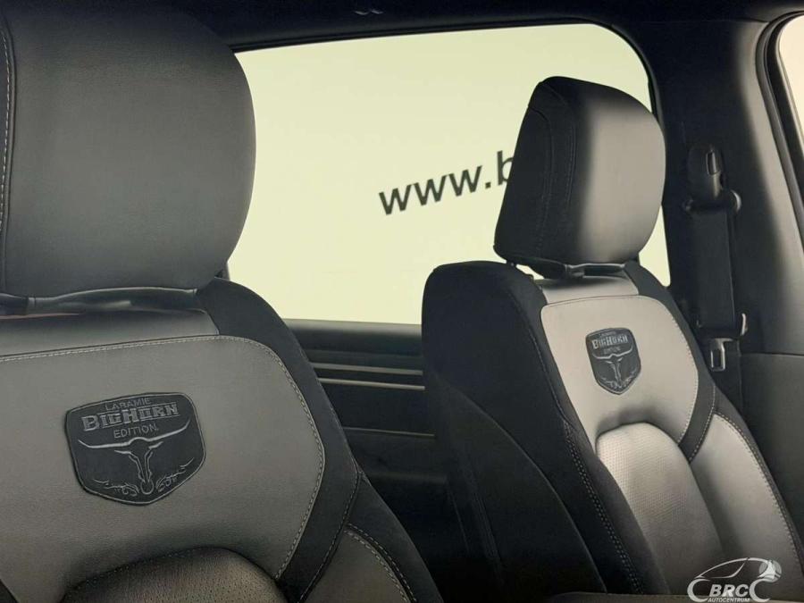 Grey Dodge RAM 2021 in Vilnius, with an engine capacity of 5.65 L and mileage of 57 thousand km for 39900 €, photo 10 on AUTOMOTO.COM.LV