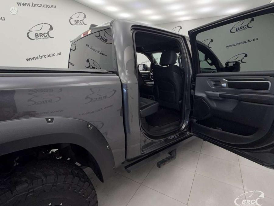 Pelēks Dodge RAM 2021 Viļņa, ar dzinēja tilpumu 5.65 L un nobraukumu 57 tūkst. km par 36900 €, foto 16 vietnē AUTOMOTO.COM.LV