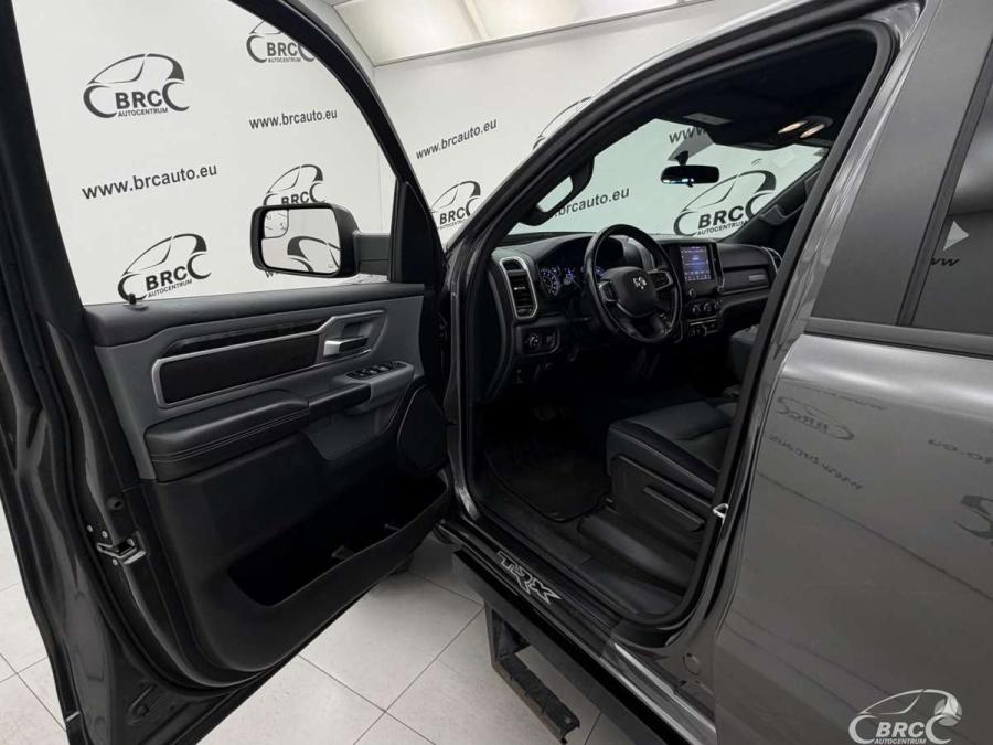 Pelēks Dodge RAM 2021 Viļņa, ar dzinēja tilpumu 5.65 L un nobraukumu 57 tūkst. km par 36900 €, foto 21 vietnē AUTOMOTO.COM.LV
