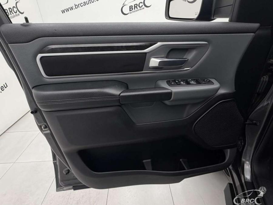Pelēks Dodge RAM 2021 Viļņa, ar dzinēja tilpumu 5.65 L un nobraukumu 57 tūkst. km par 36900 €, foto 22 vietnē AUTOMOTO.COM.LV