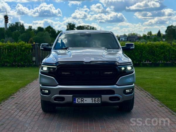 Серый Додж РАМ 2022 в Рига, объемом двигателя 5.70 л и пробегом 65 тыс. км за 59900 €, фото 2 на AUTOMOTO.COM.LV