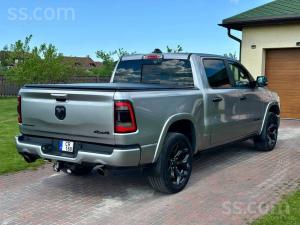 Pelēks Dodge RAM 2022 Rīga, ar dzinēja tilpumu 5.70 L un nobraukumu 65 tūkst. km par 59900 €, foto 7 vietnē AUTOMOTO.COM.LV
