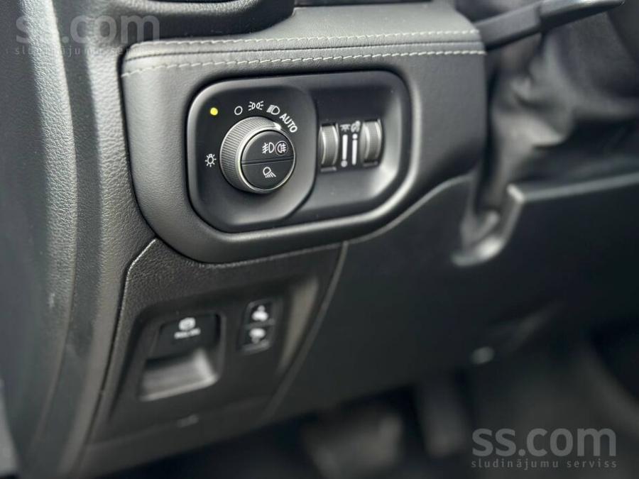 Pelēks Dodge RAM 2022 Rīga, ar dzinēja tilpumu 5.70 L un nobraukumu 65 tūkst. km par 59900 €, foto 16 vietnē AUTOMOTO.COM.LV