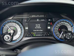 Pelēks Dodge RAM 2022 Rīga, ar dzinēja tilpumu 5.70 L un nobraukumu 65 tūkst. km par 59900 €, foto 17 vietnē AUTOMOTO.COM.LV