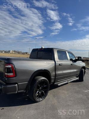 Grey Dodge RAM 2022 in Liepaja, with an engine capacity of 5.70 L and mileage of 62 thousand km for 49900 €, photo 7 on AUTOMOTO.COM.LV
