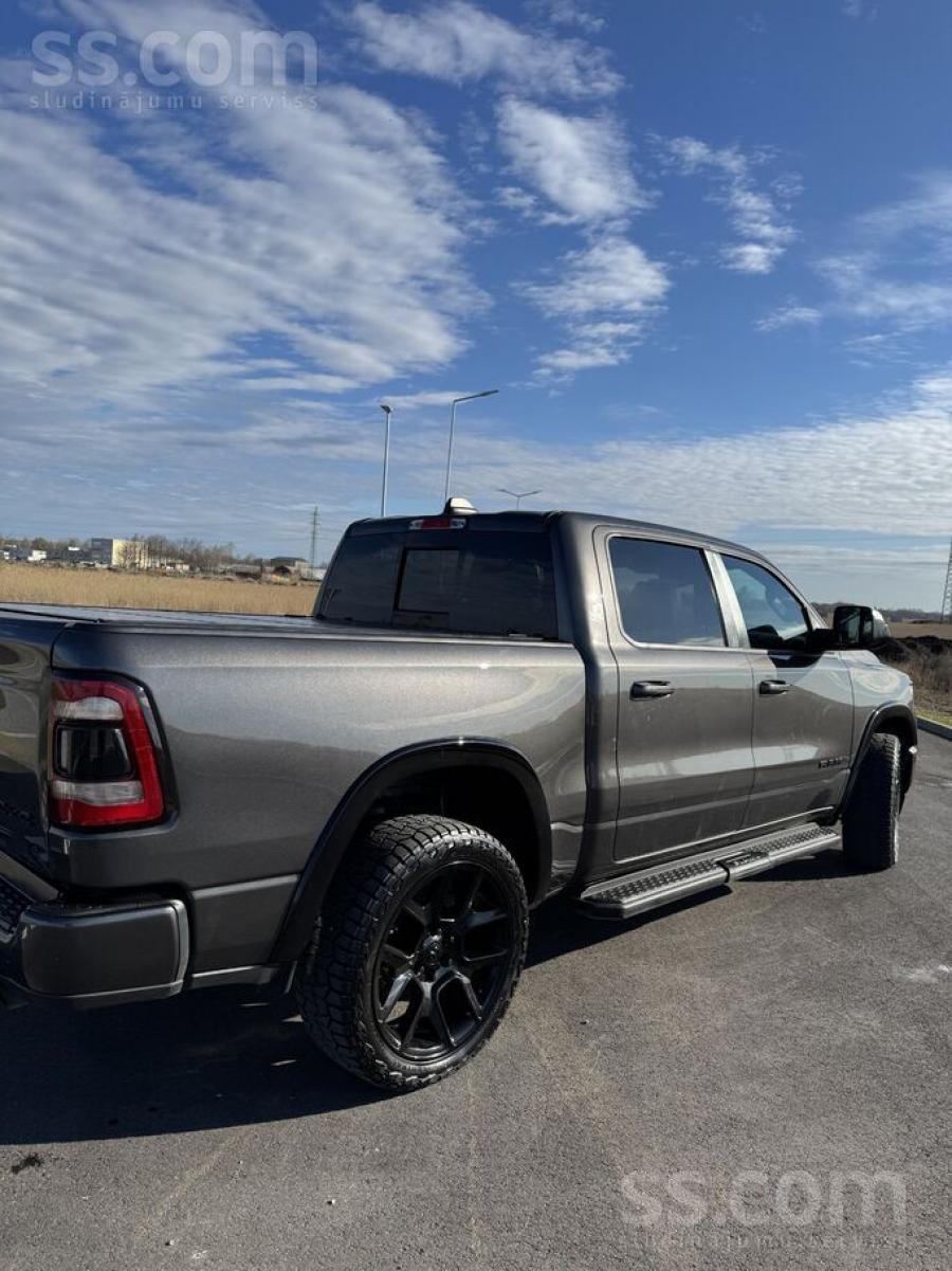 Grey Dodge RAM 2022 in Liepaja, with an engine capacity of 5.70 L and mileage of 62 thousand km for 49900 €, photo 7 on AUTOMOTO.COM.LV