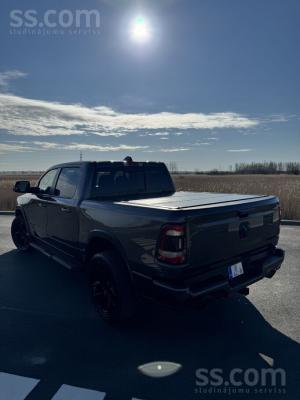 Grey Dodge RAM 2022 in Liepaja, with an engine capacity of 5.70 L and mileage of 62 thousand km for 49900 €, photo 9 on AUTOMOTO.COM.LV