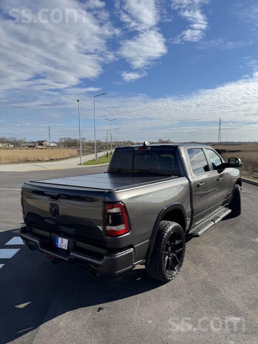 Grey Dodge RAM 2022 in Liepaja, with an engine capacity of 5.70 L and mileage of 62 thousand km for 49900 €, photo 10 on AUTOMOTO.COM.LV