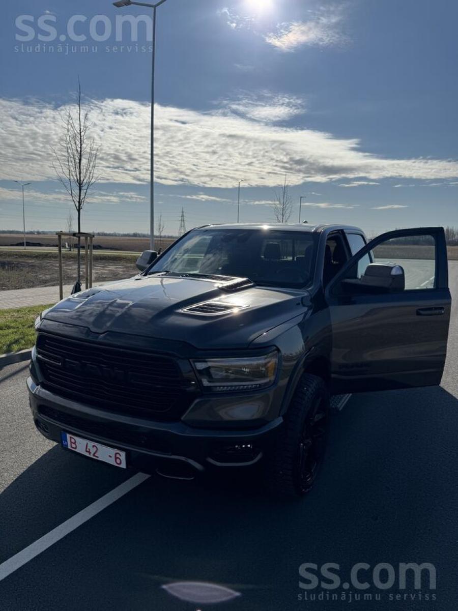 Grey Dodge RAM 2022 in Liepaja, with an engine capacity of 5.70 L and mileage of 62 thousand km for 49900 €, photo 13 on AUTOMOTO.COM.LV