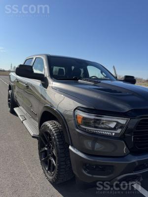 Grey Dodge RAM 2022 in Liepaja, with an engine capacity of 5.70 L and mileage of 62 thousand km for 49900 €, photo 14 on AUTOMOTO.COM.LV