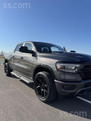 Grey Dodge RAM 2022 in Liepaja, with an engine capacity of 5.70 L and mileage of 62 thousand km for 49900 €, photo 15 on AUTOMOTO.COM.LV