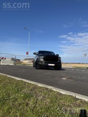 Grey Dodge RAM 2022 in Liepaja, with an engine capacity of 5.70 L and mileage of 62 thousand km for 49900 €, photo 23 on AUTOMOTO.COM.LV