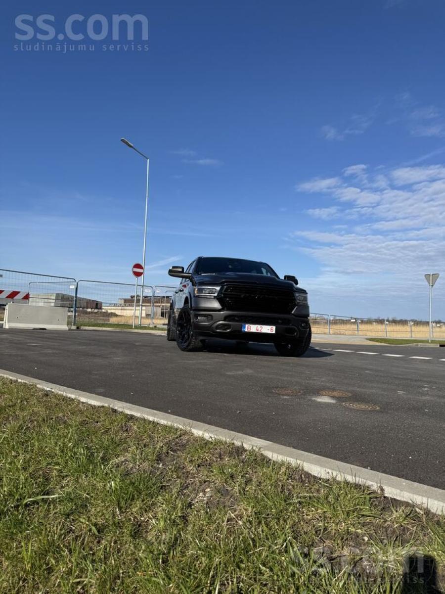 Grey Dodge RAM 2022 in Liepaja, with an engine capacity of 5.70 L and mileage of 62 thousand km for 49900 €, photo 23 on AUTOMOTO.COM.LV