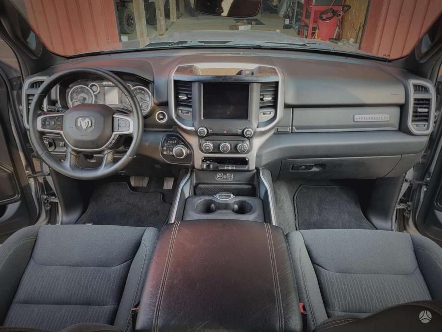 Grey Dodge RAM 2022 in Birzai, with an engine capacity of 3.00 L and mileage of 158 thousand km for 31000 €, photo 9 on AUTOMOTO.COM.LV