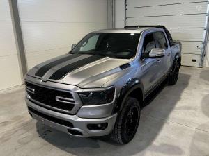 Pelēks Dodge RAM 2022 Klaipėda, ar dzinēja tilpumu 5.70 L un nobraukumu 89 tūkst. km par 41745 €, foto  vietnē AUTOMOTO.COM.LV