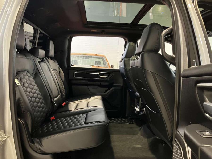 Pelēks Dodge RAM 2022 Klaipėda, ar dzinēja tilpumu 5.70 L un nobraukumu 89 tūkst. km par 41745 €, foto 16 vietnē AUTOMOTO.COM.LV