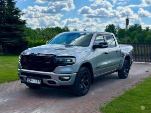 Pelēks Dodge RAM 2022 Rīga, ar dzinēja tilpumu 5.70 L un nobraukumu 65 tūkst. km par 53900 €, foto  vietnē AUTOMOTO.COM.LV