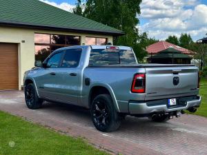 Pelēks Dodge RAM 2022 Rīga, ar dzinēja tilpumu 5.70 L un nobraukumu 65 tūkst. km par 53900 €, foto 7 vietnē AUTOMOTO.COM.LV