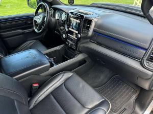 Pelēks Dodge RAM 2022 Rīga, ar dzinēja tilpumu 5.70 L un nobraukumu 65 tūkst. km par 53900 €, foto 17 vietnē AUTOMOTO.COM.LV